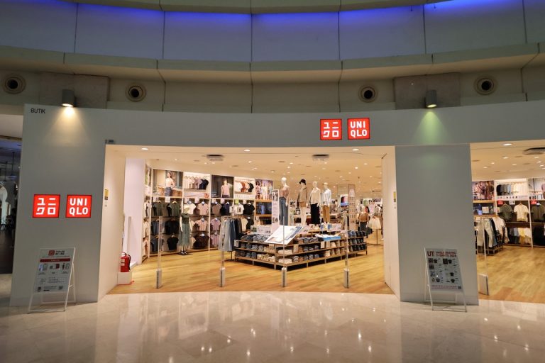 Uniqlo – the Curve Shopping Mall